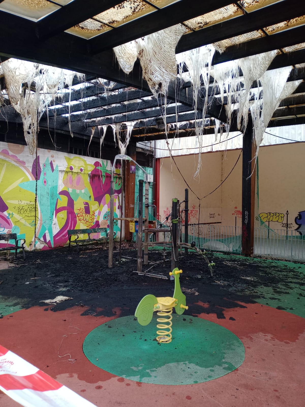 Esta pasada noche, desconocidos, han incendiado el parque infantil de ...